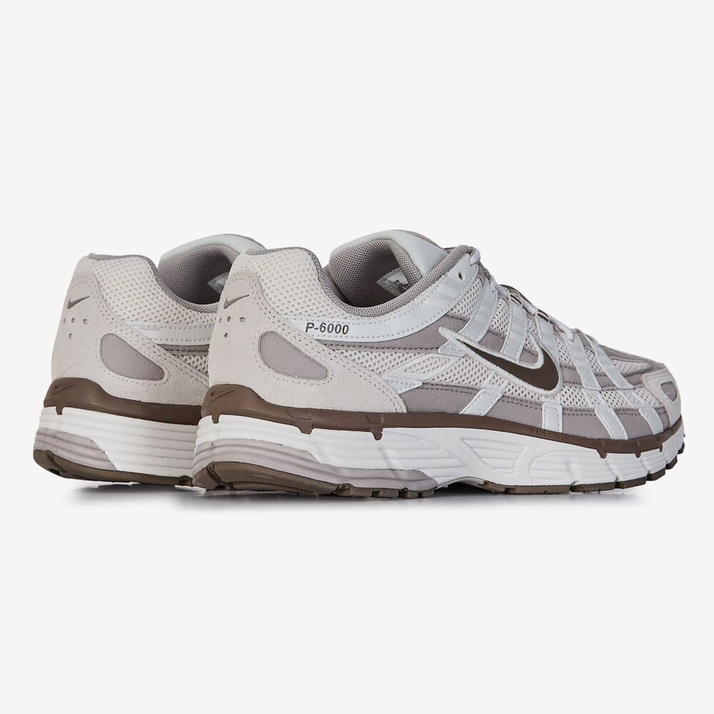 NIKE P-6000 BEIGE/BRUIN - SNEAKERS HEREN | Courir.nl