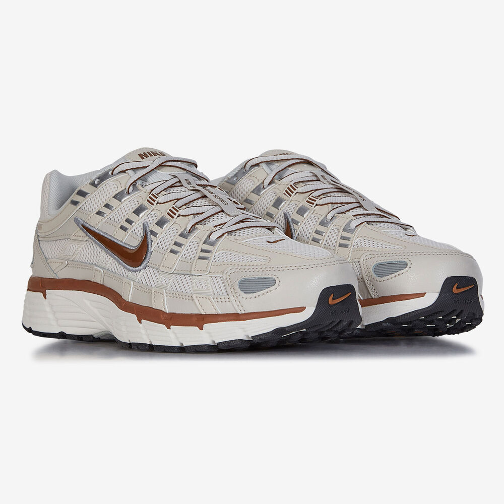 NIKE P-6000 BEIGE/BRUIN - SNEAKERS HEREN | Courir.nl