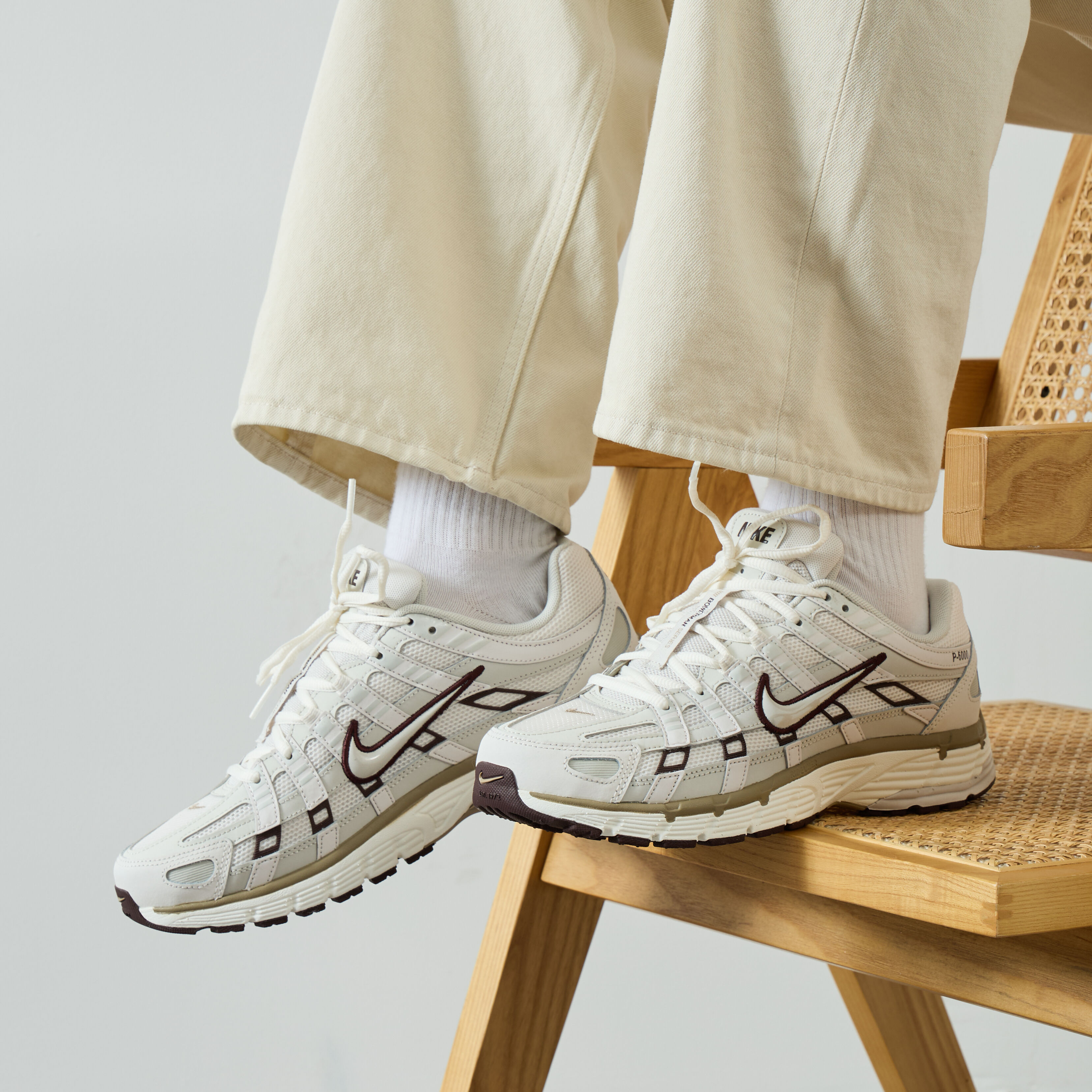 NIKE P-6000 BEIGE/BRUIN - SNEAKERS HEREN | Courir.nl