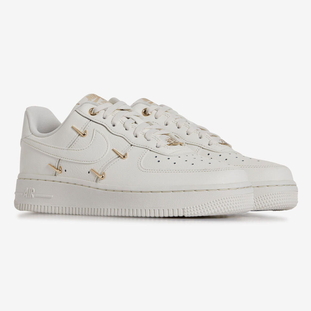 NIKE AIR FORCE 1 LOW METAL MINI SWOOSH BEIGE/GOUD - SNEAKERS DAMES ...