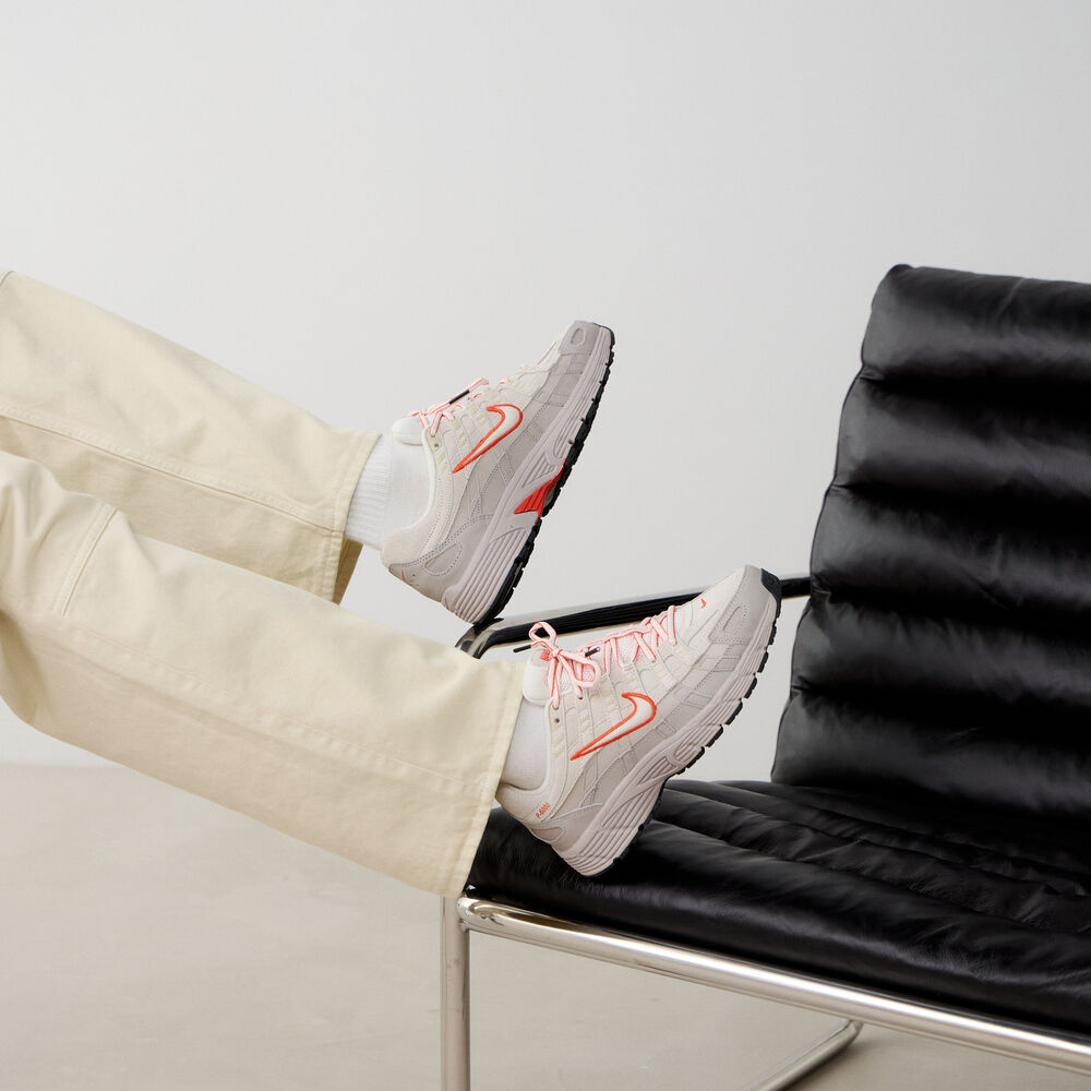 NIKE P-6000 BEIGE/ROOD - SNEAKERS HEREN | Courir.nl