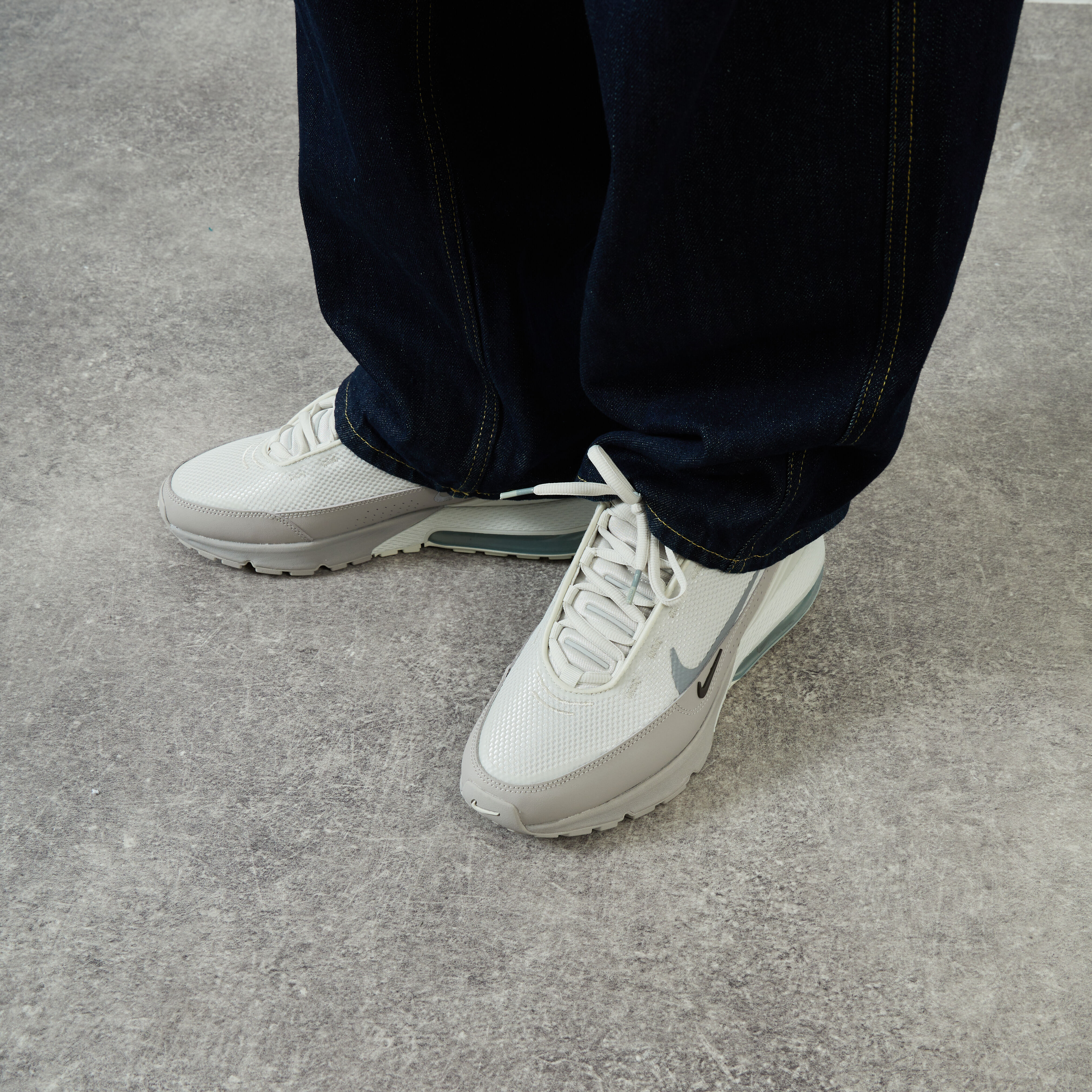 NIKE AIR MAX PULSE BEIGE/GRIJS - SNEAKERS HEREN | Courir.com