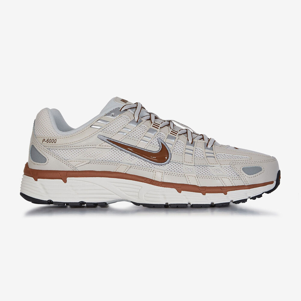 NIKE P-6000 BEIGE/BRUIN - SNEAKERS HEREN | Courir.nl