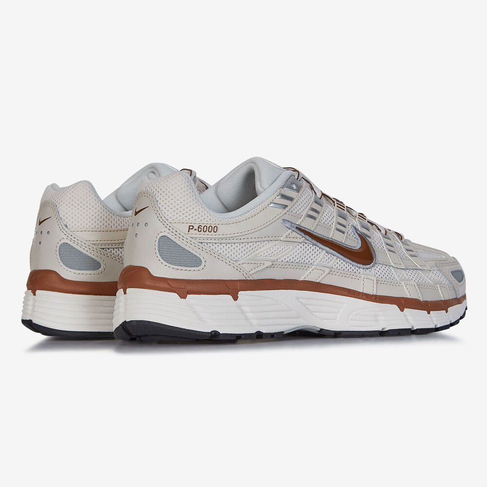 NIKE P-6000 BEIGE/BRUIN - SNEAKERS HEREN | Courir.nl