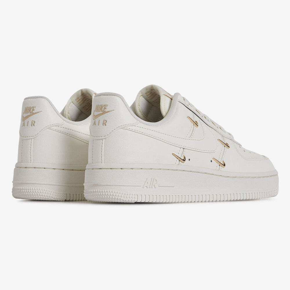 NIKE AIR FORCE 1 LOW METAL MINI SWOOSH BEIGE/GOUD - SNEAKERS DAMES ...